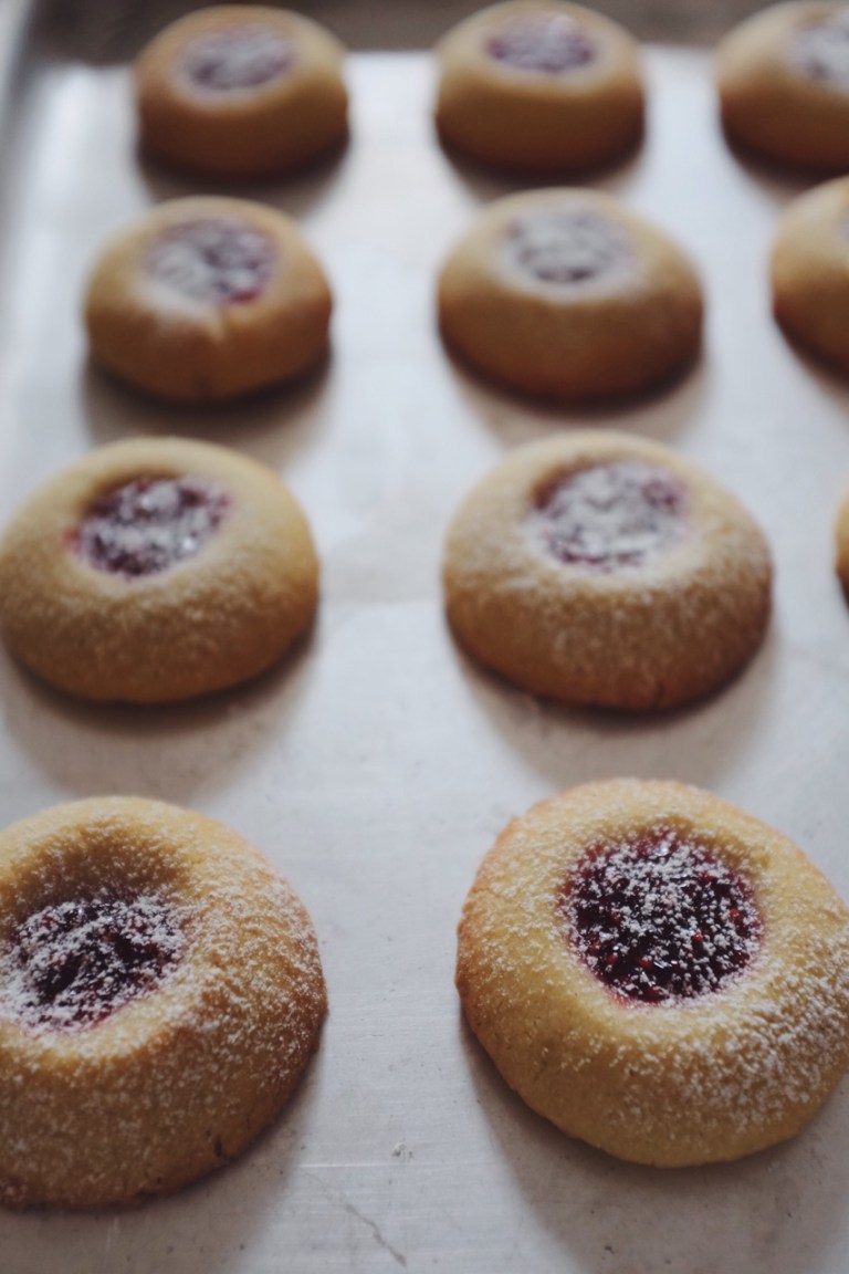 Recipe: Swedish raspberry shortbread cookies // hallongrottor